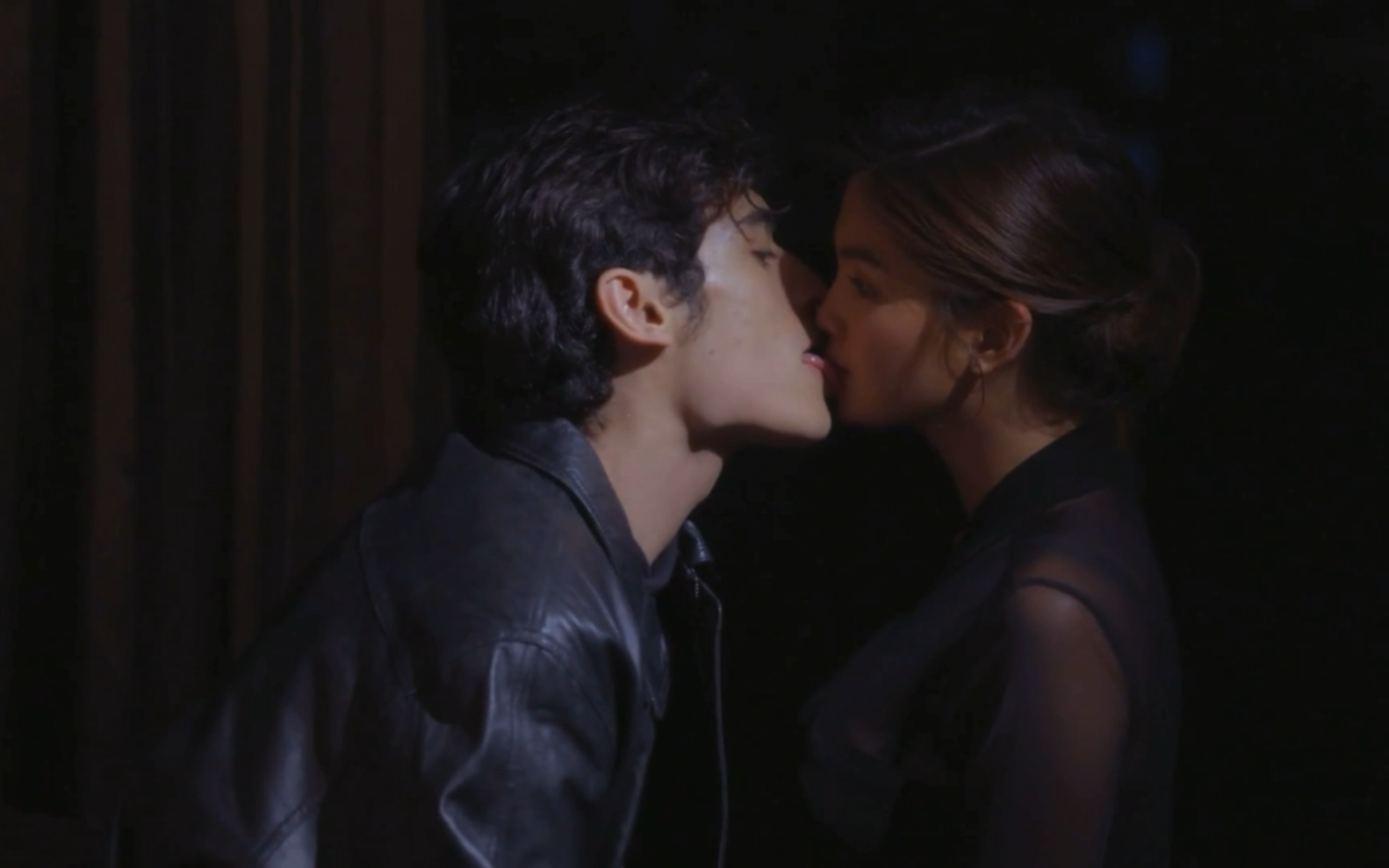 下次穿裙子～【一场西班牙的雨】吻戏cut