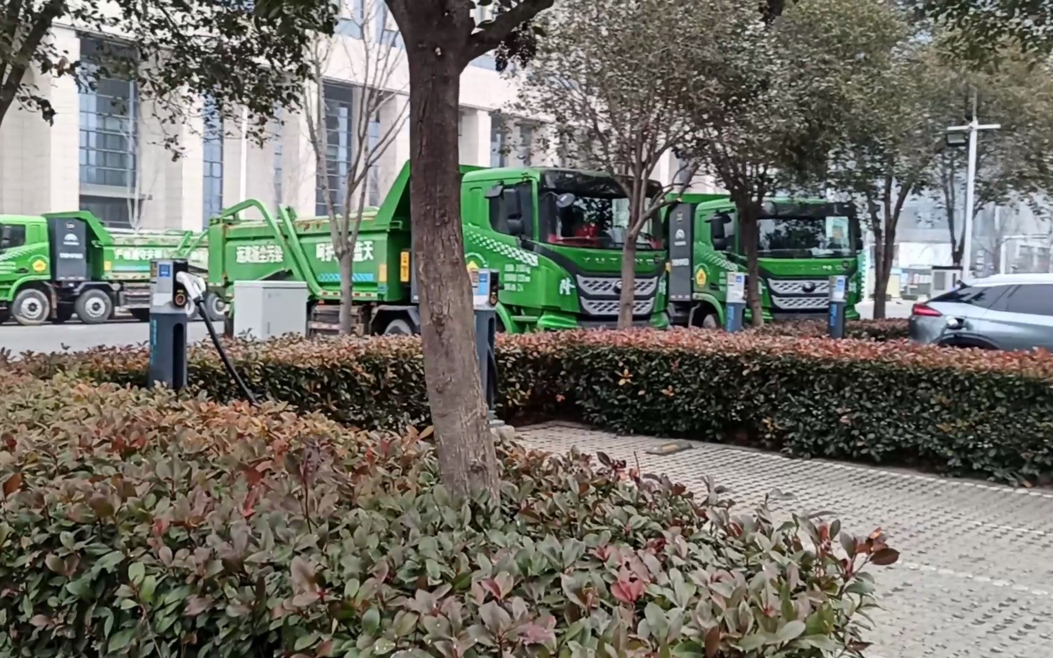 今天带大家看看郑州的宇通纯电动渣土车听说有三百度电池