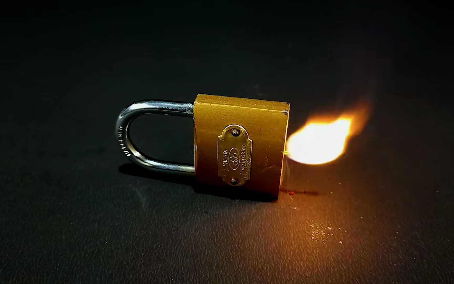 如果出门忘带钥匙,一根火柴教你如何打开门锁