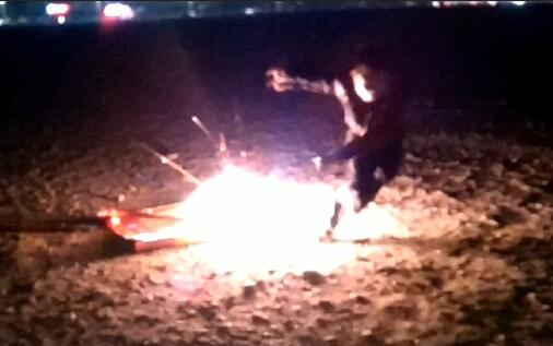 半小时烟花爆竹让你一次看个够!途中竟着火了~