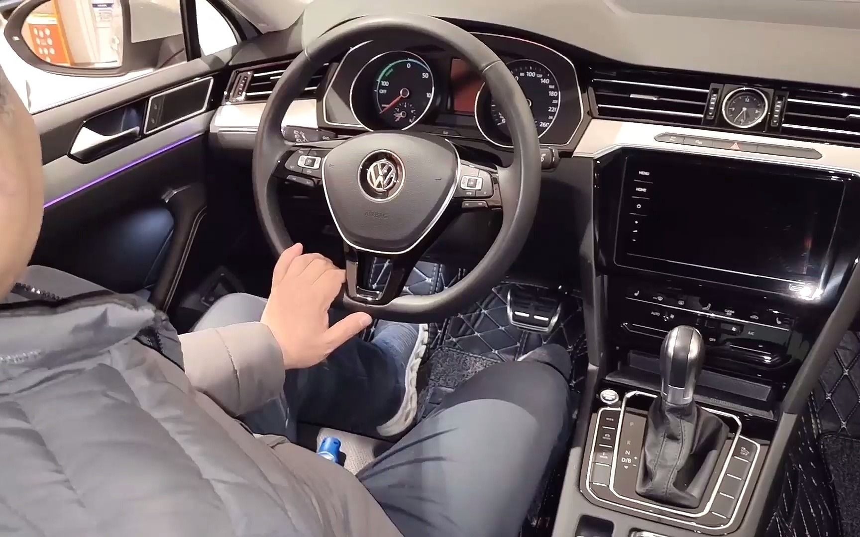 帮老铁看车 少见的银色豪华配置迈腾GTE双擎油电混合