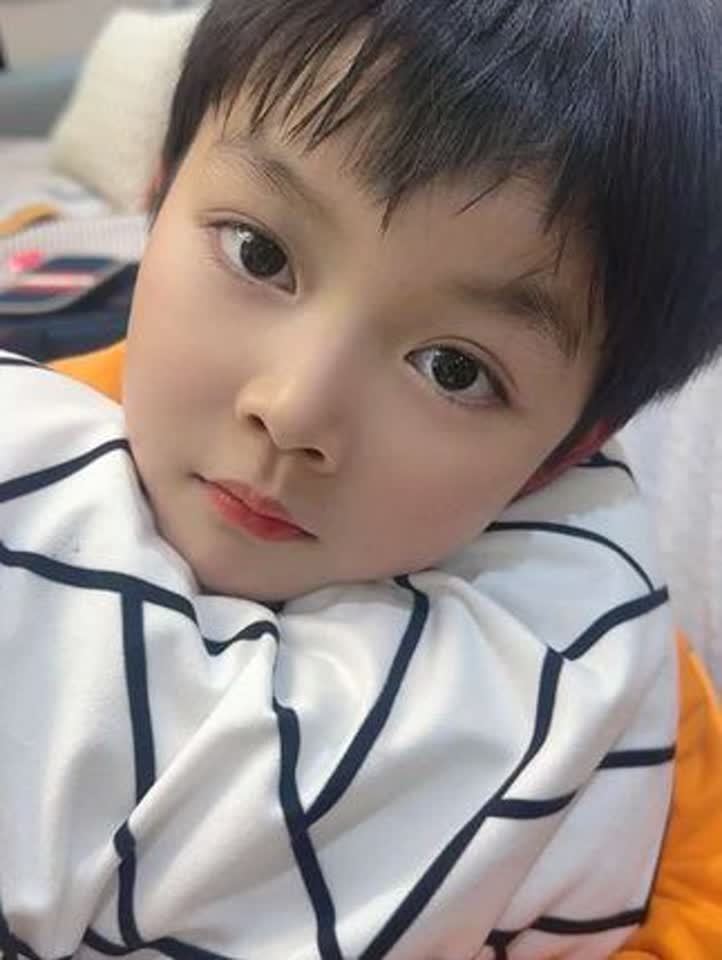 我们都在养小时候的一个自己#记录孩子的点点滴滴 #古灵精怪 #亲子...