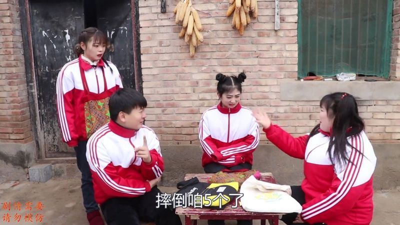 争做文明小先锋,欢欢和伙伴们一起铲冰防止大家摔倒,做的真棒