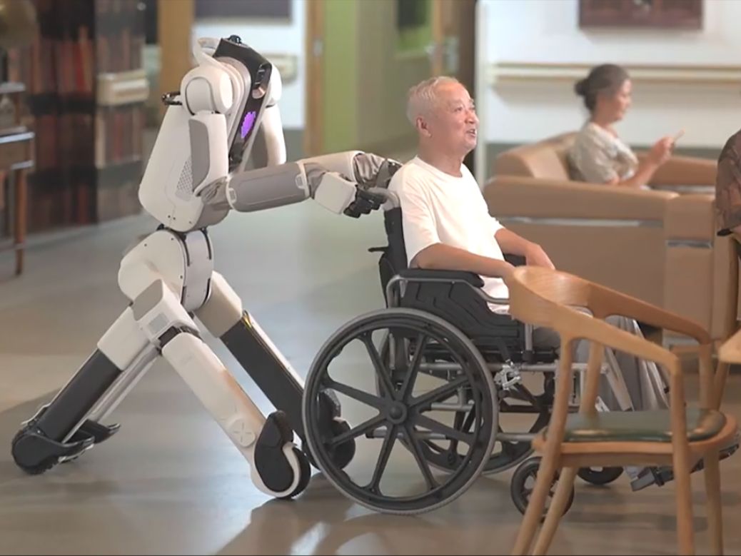 腾讯亮相全新机器人,采用轮足复合的设计,可处理各种复杂任务