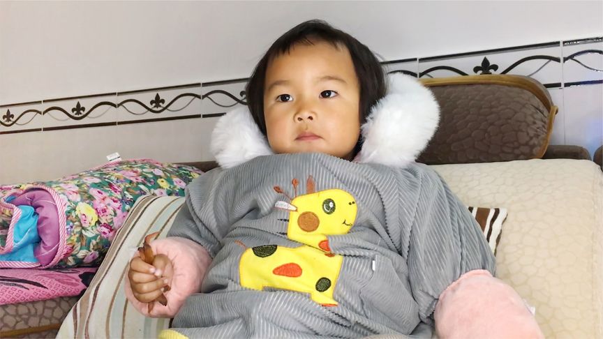 农村2岁宝宝第一次看动画片,神情专注,这表情全国统一吗?