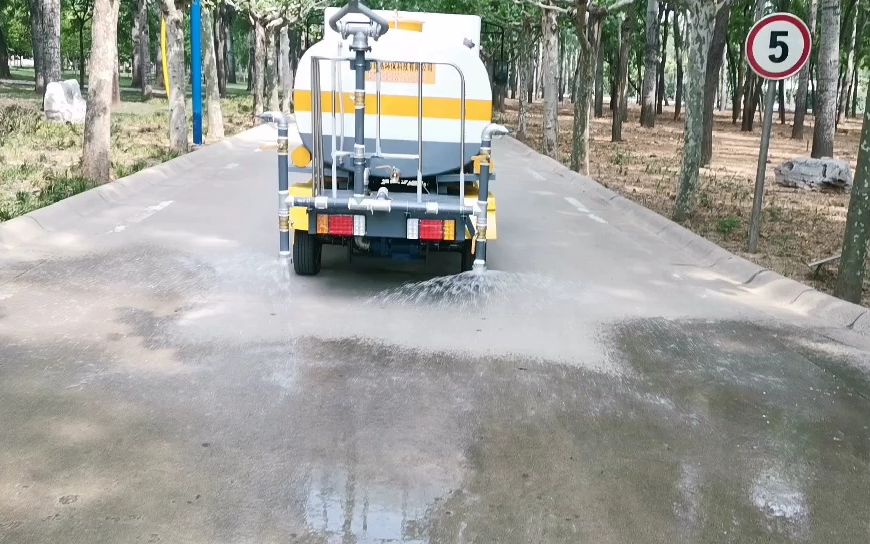 电动四轮洒水车学校道路洒水作业