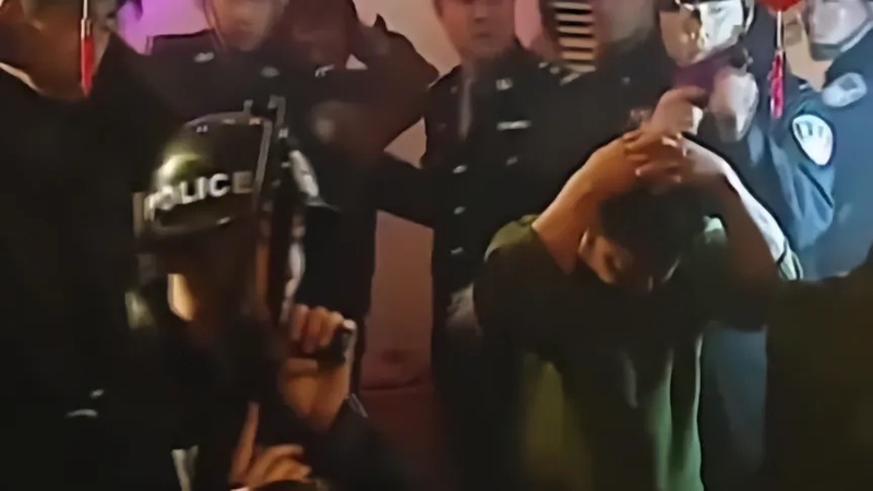市局刑侦支队办案,准备带走涉案人员,当地民警工前阻拦