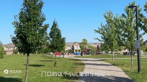 社区儿童游乐场,有几个小孩子在玩