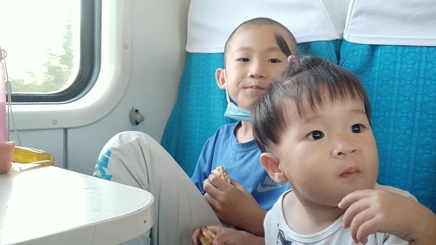 远嫁外地第一次带娃坐火车回家,累并快乐着