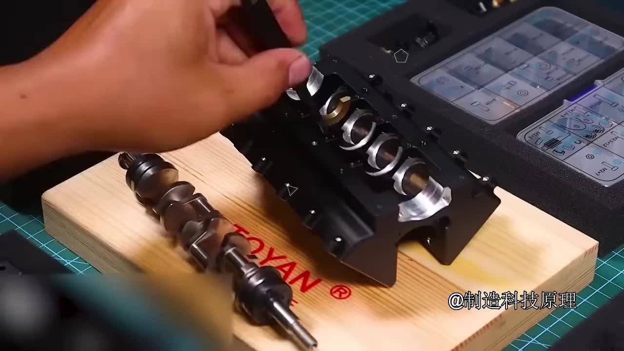 将 MINI V8 发动机放入钻头中 #这么炸裂的玩具谁研究的呢 #模型玩具