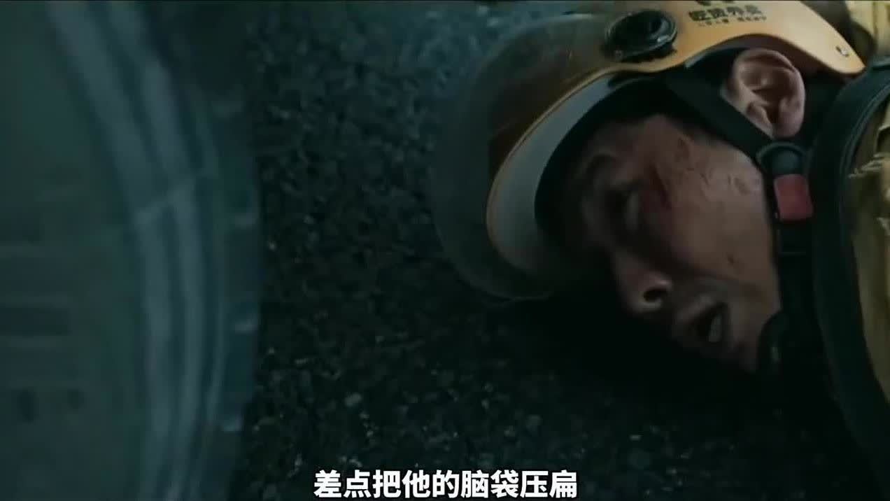 外卖员被汽车撞翻,第一件事想的就是要把外卖送完 #推荐电影 #真实...