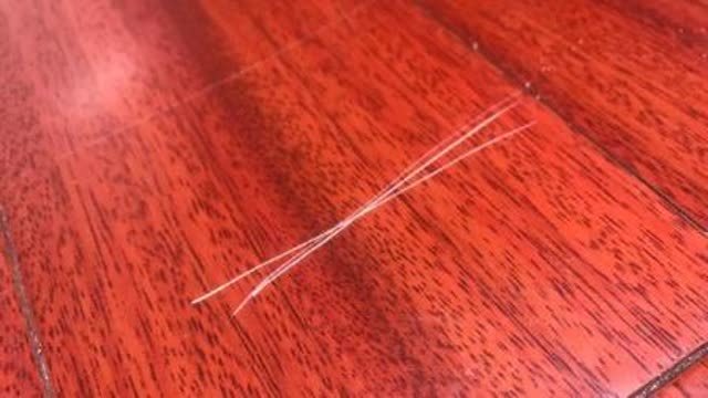.b>地板被刮了?不用着急换,用核桃30秒就能修复.