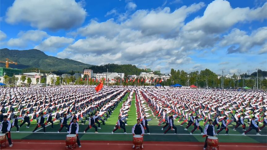 运动会开幕式,千名学生集体表演《精忠报国》和《少年中国说》!