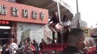 万人车展上的妖艳钢管舞
