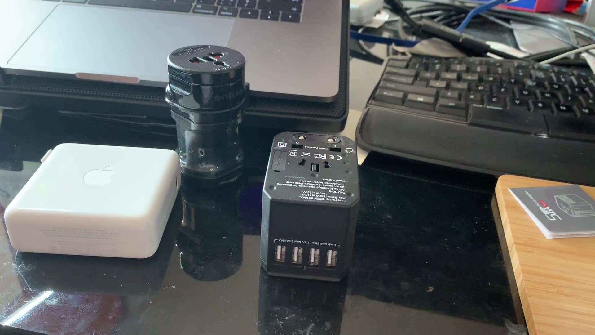 全球旅行如何选择通用转换插头 Travel Adapter 4 USB + 1 Type C 中国...