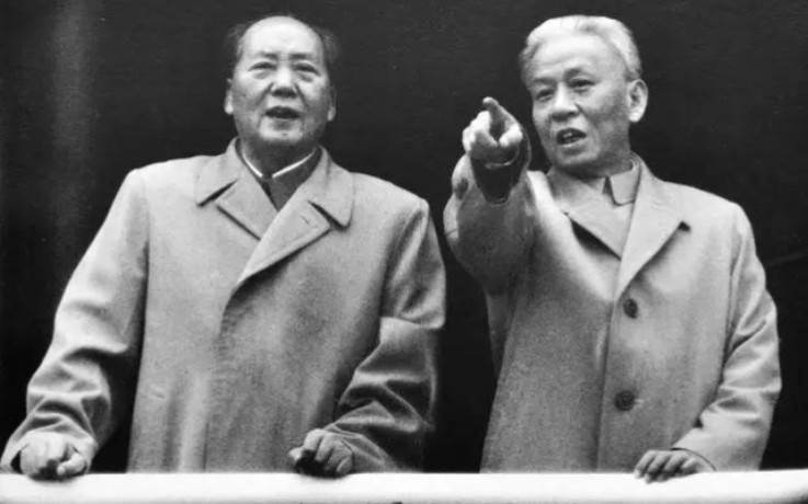 1959年4月27日刘少奇当选为中华人民共和国主席,继毛泽东同志之后,...