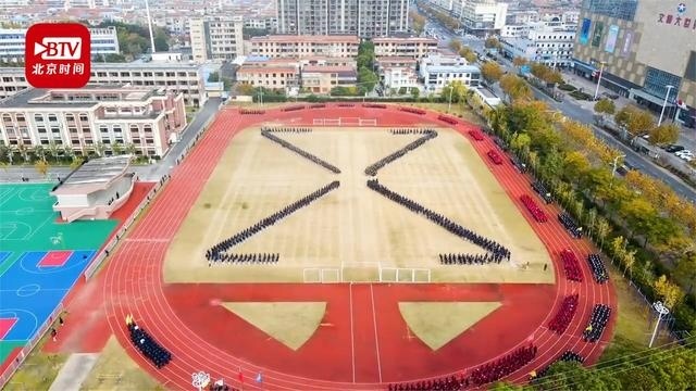 贪吃蛇被玩坏了!中学生花式跑操走红