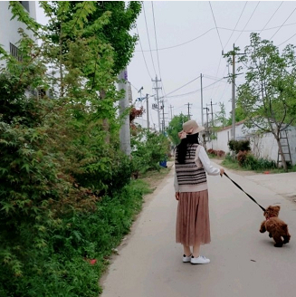 不忍让的但礼让 