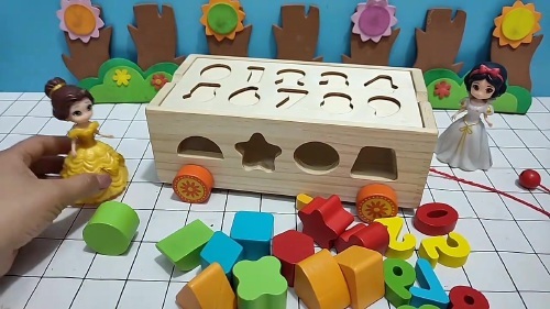 白雪的数字形状积木车不跑了!