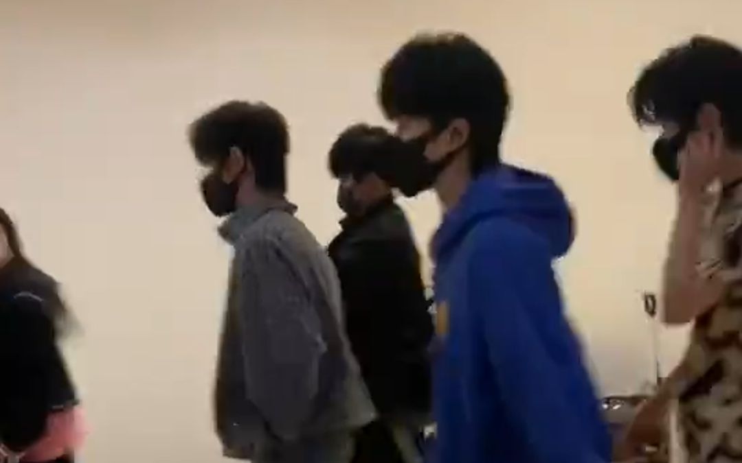 在央视六一晚会后台偶遇时代少年团!超近距离好羡慕啊!好多小朋友追...