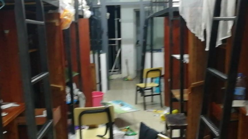 来看看大学毕业生的宿舍,垃圾成山,不堪入目!