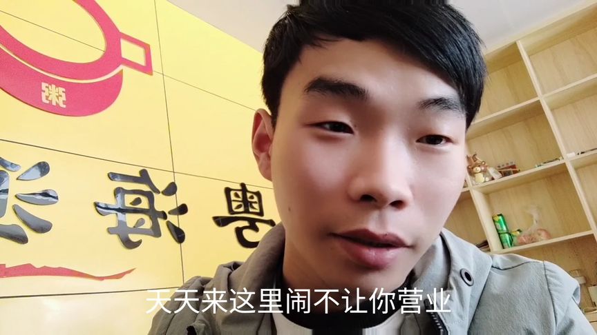 流浪狗咬人小伙面临赔偿问题。小伙不赔偿不让我营业,还要报警～