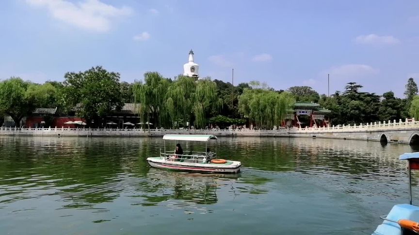 让我们荡起双桨小船儿推开波浪海面倒映着美丽的白塔四周环绕着…
