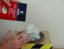 把盐倒在冰块上,冰块融化的过程,让你认知到盐的另一个作用