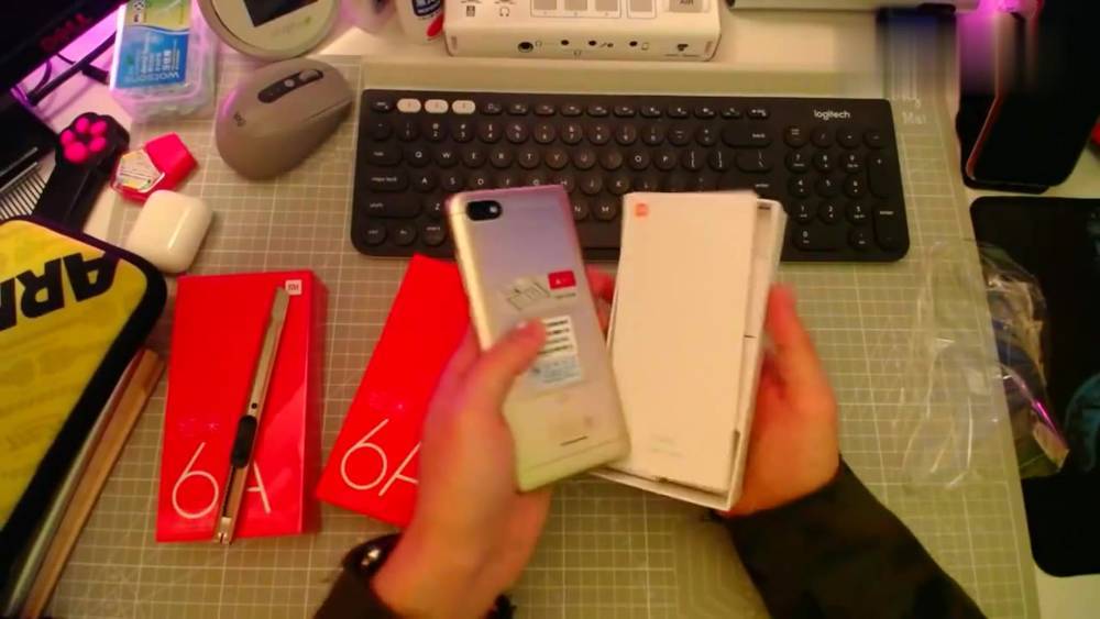 红米6A开箱,这个取卡针的位置设计的不是很合理啊
