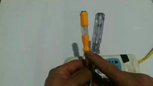 电笔的这个特殊功能很多人不知道,对水电工有很大的帮助,看看吧