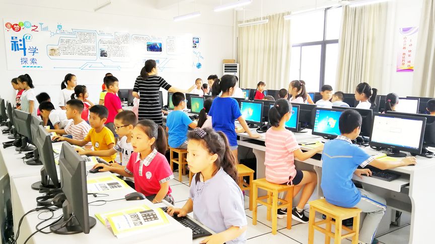 2018校园人工智能机器人课后特色延时服务课程!