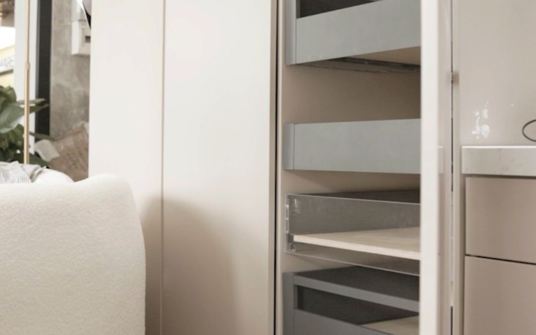 橱柜五金铰链大角度开合,衣柜门实现165°打开