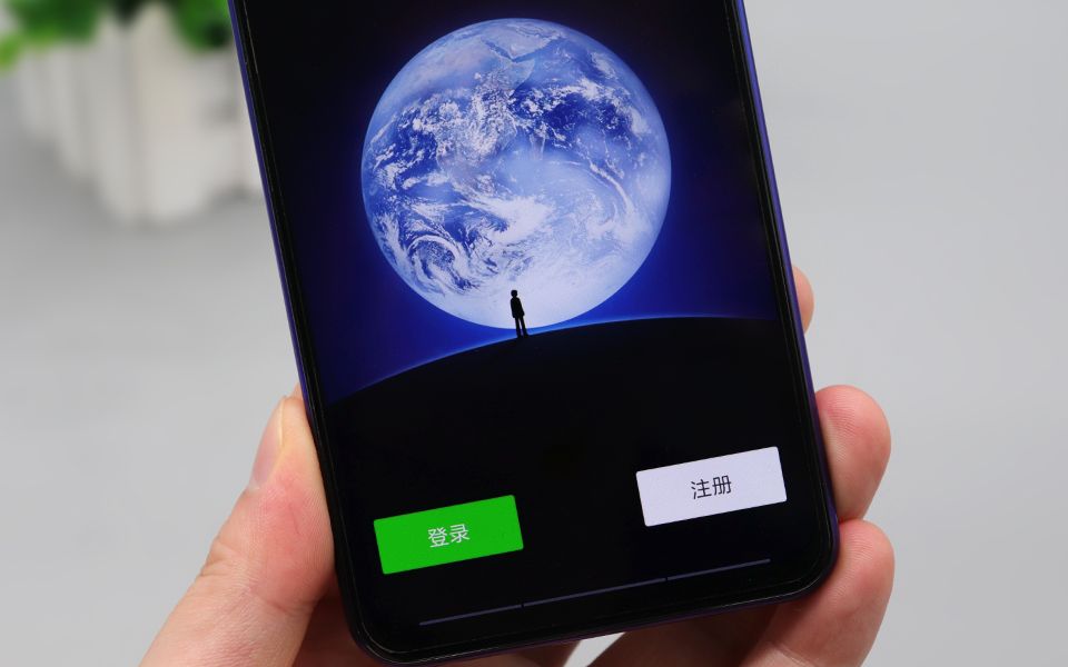 手机简单设置一下，只要有人看你微信，微信就会自动退出！