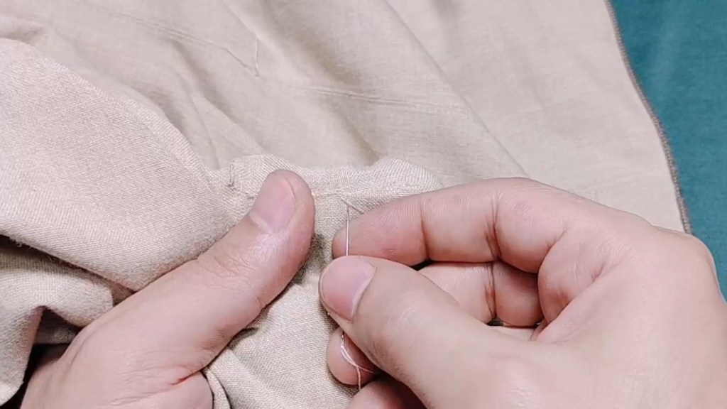 教你如何用一根针和线把衣服上的洞缝好,让你在无形中修补衣服上的洞