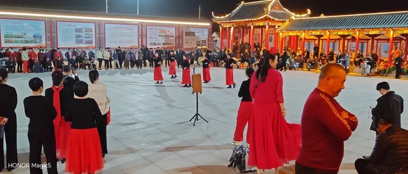 传统舞蹈表演,红裙舞者惊艳亮相,东陈文化广场人声鼎沸!