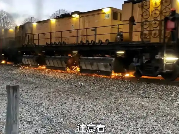这轨道打磨车太牛了,火花四射!为啥要这么做?