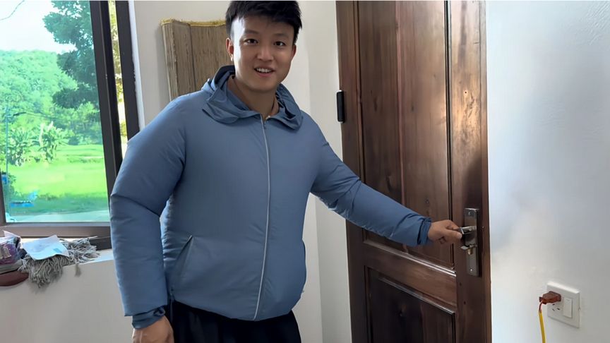 越南岳父家的新房今天安装卧室门,丈母娘卖牛的钱拿给我能收吗?