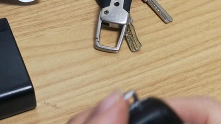 帮朋友换卡宴车钥匙电池