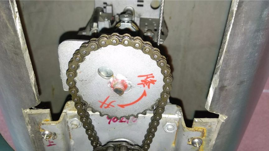 自动升降旗杆出现故障,打开检修窗口进行检修。