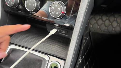 安装一款这样的车载充电器这样你的车就能现给手机快充非常方便