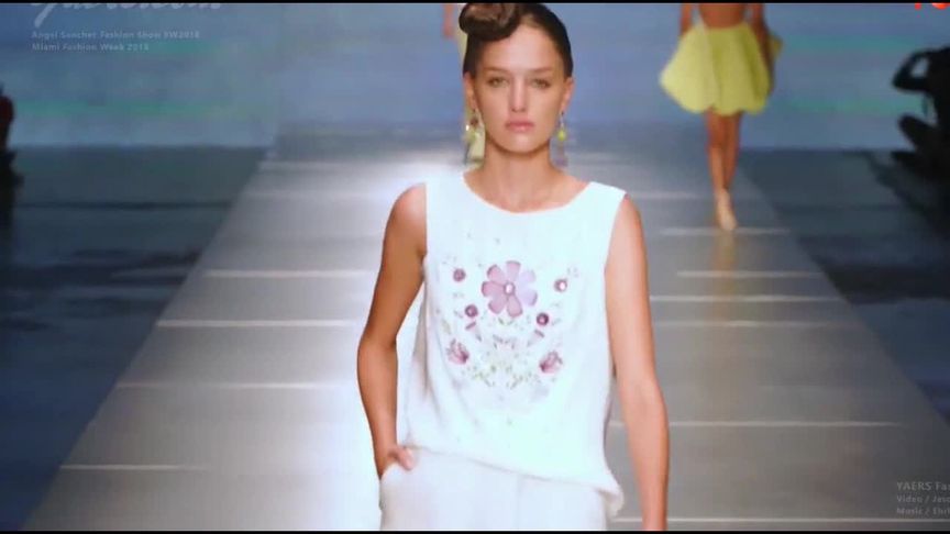 时装走秀上,模特卖力表演,观众们是最大赢家