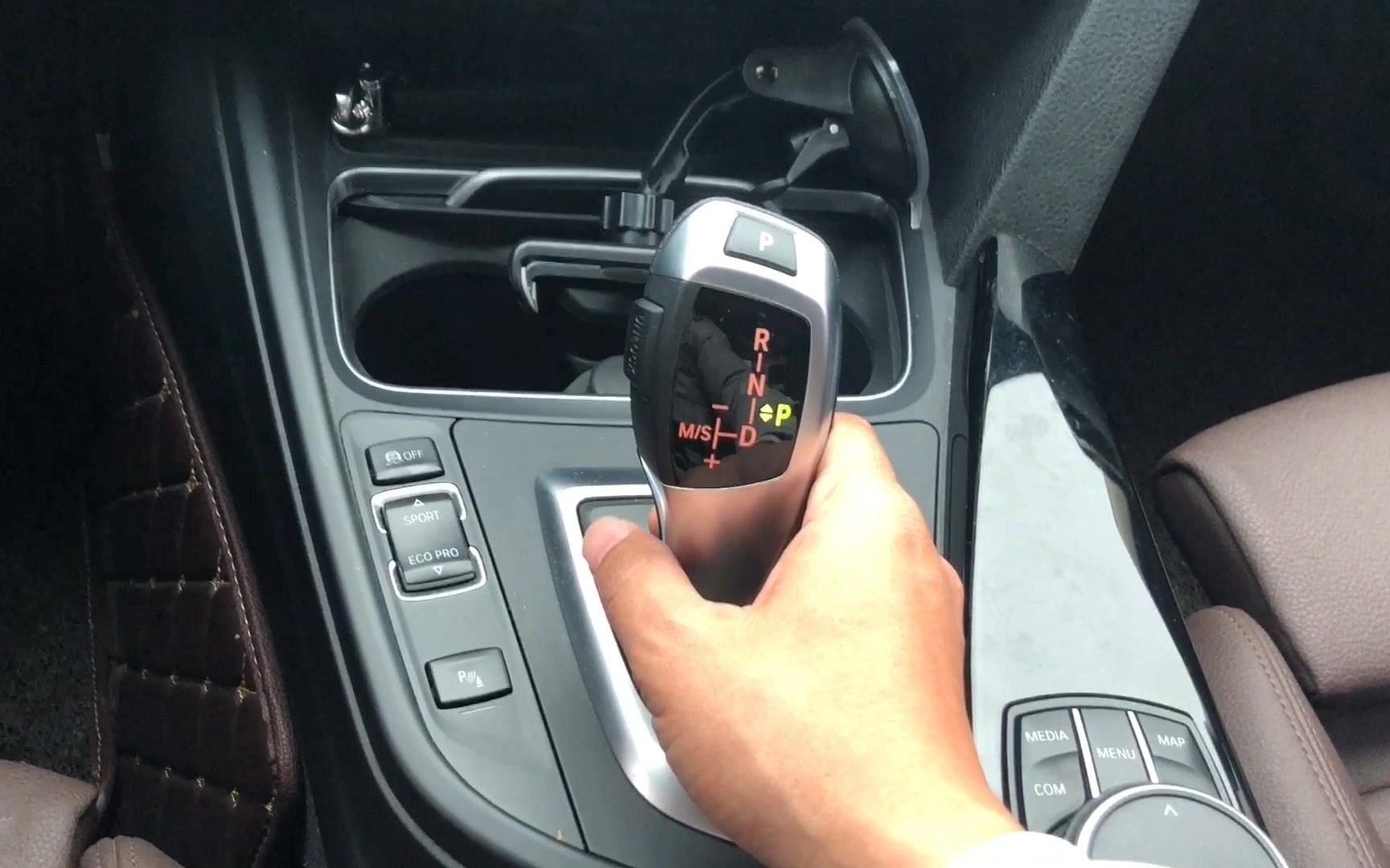 新手司机自动挡车不会开?记住这几个档位,轻松学会