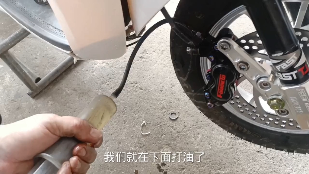 电动车更换前轮卡钳,用这个方法排油3分钟搞定