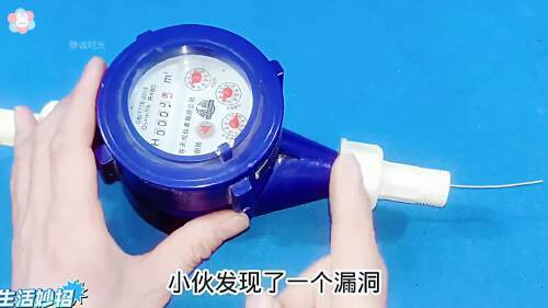 农村水表有猫腻小伙插铁丝,水表不转一年没缴费
