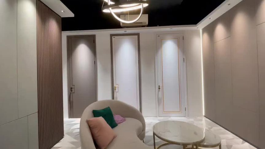 意式极简3米一门到顶#木门设计展厅#新西兰柏木 #荣华居木门