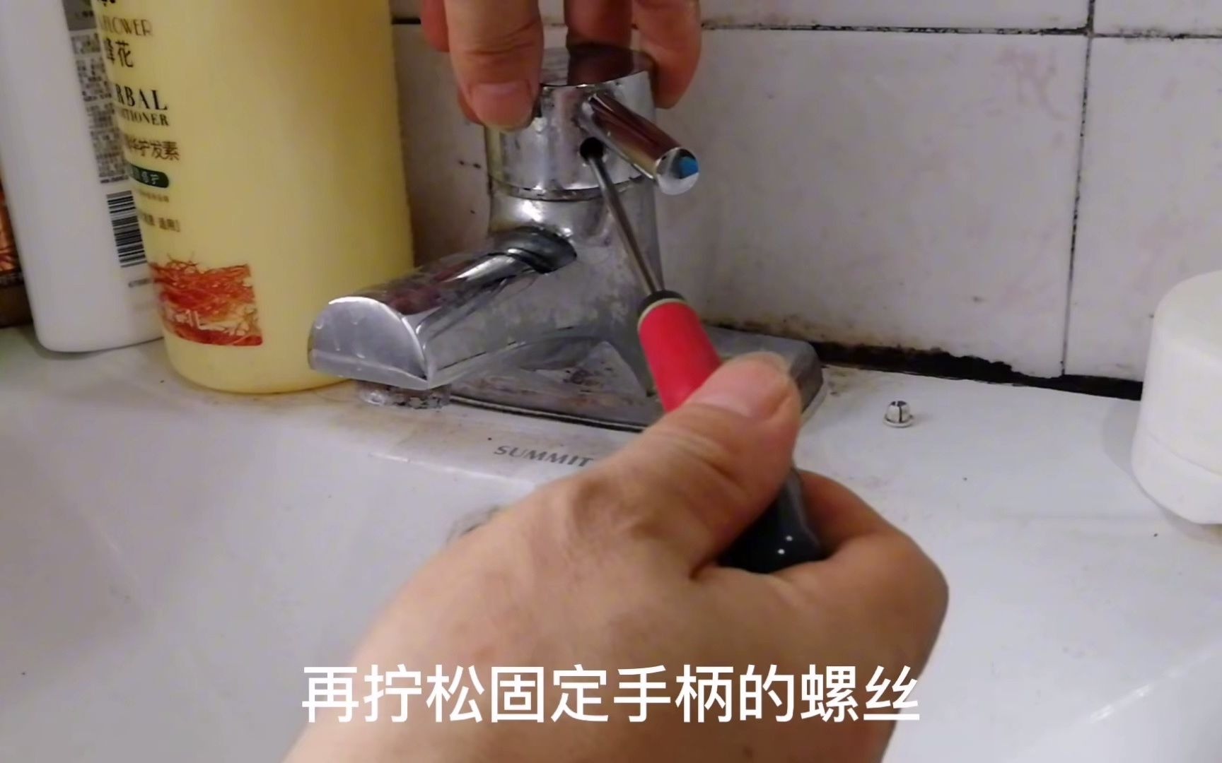 冷热水龙头坏了,维修非常简单,只要三步:拆,换,装,马上恢复功能