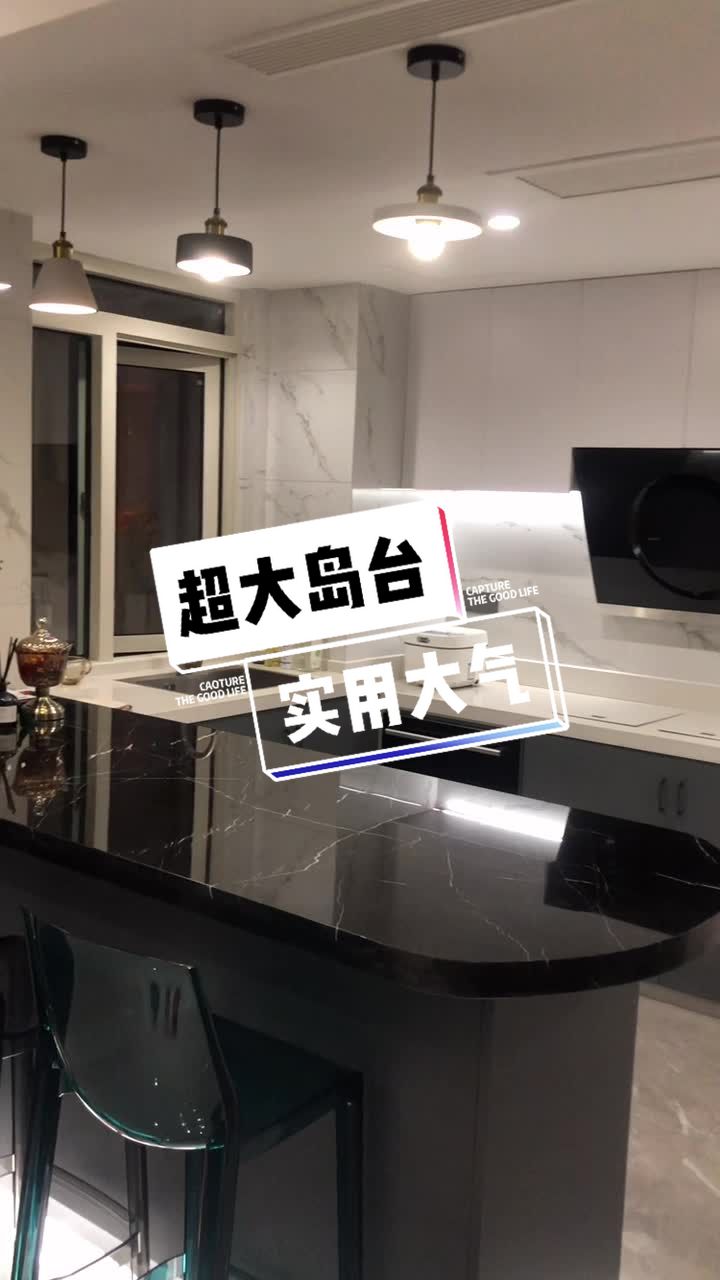 坚持开放式厨房,和客厅连成一体,大气而且实用