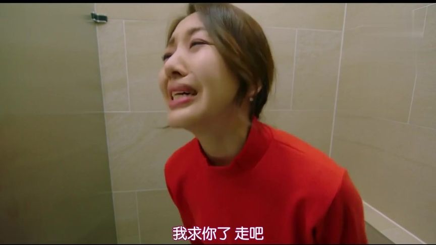 美女怕拉肚子声音被听见,不料心上人不知还紧跟,孩子:真没眼色