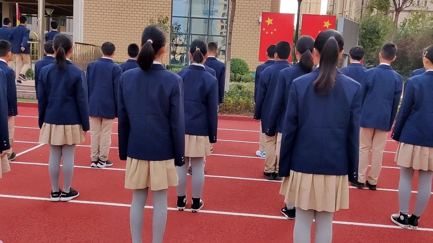 学生参加升旗仪式,满满的仪式感,充满着青春气息