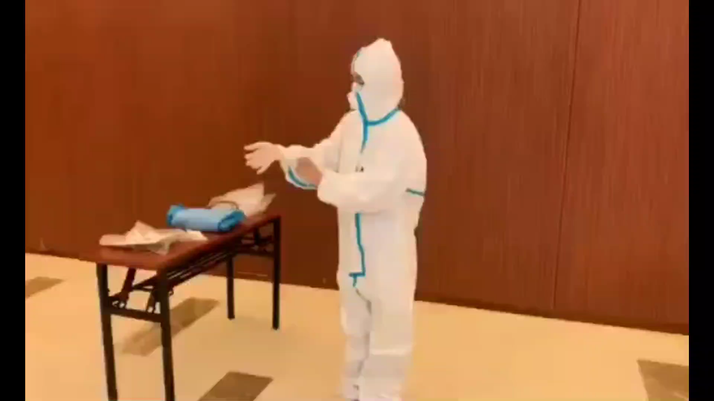 如何正确穿脱防护服(中)